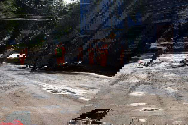 Trail of silt and garbage in neighborhoods where the water receded in ...