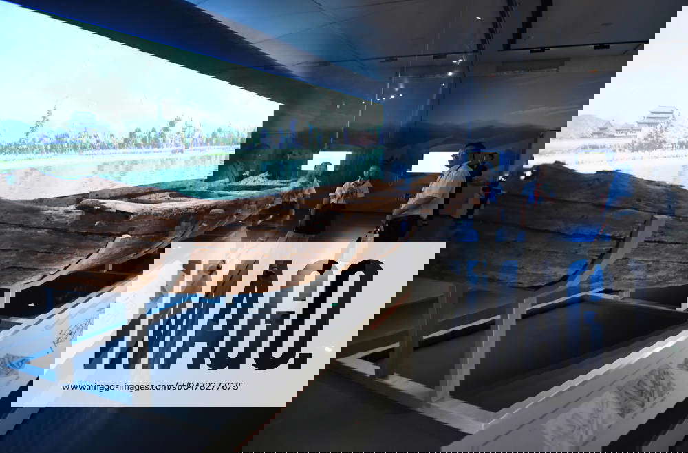 (240518) -- XI AN, May 18, 2024 -- People view a ship from the Han ...