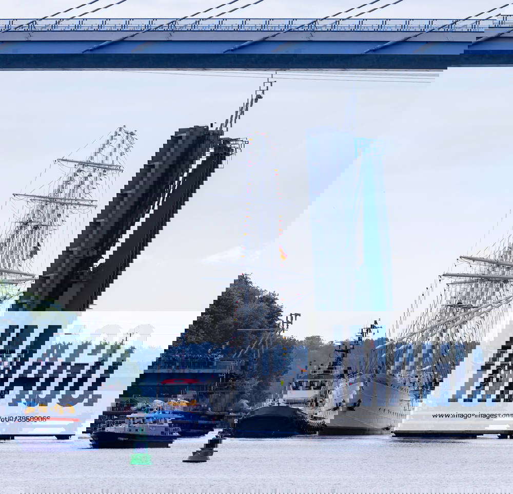 Towing maneuver of the GORCH FOCK The tug FAIRPLAY 56 maneuvers the ...