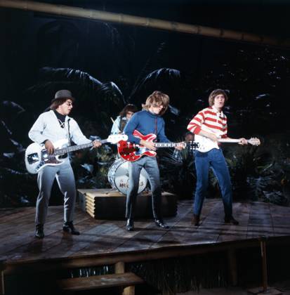 GILLIGAN S ISLAND, The Wellingtons, as The Mosquitos, from left: Les ...