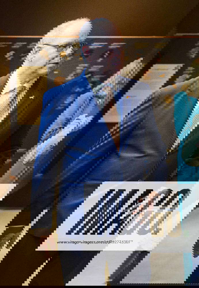 Fürst Albert von Monaco besucht Ausstellung über seinen Ururgroßvater ...