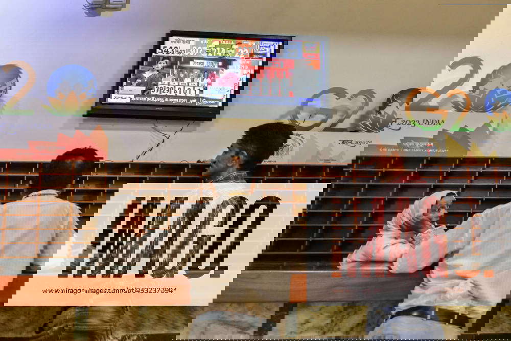 Srinagar, India: Officials watch election results on a television ...