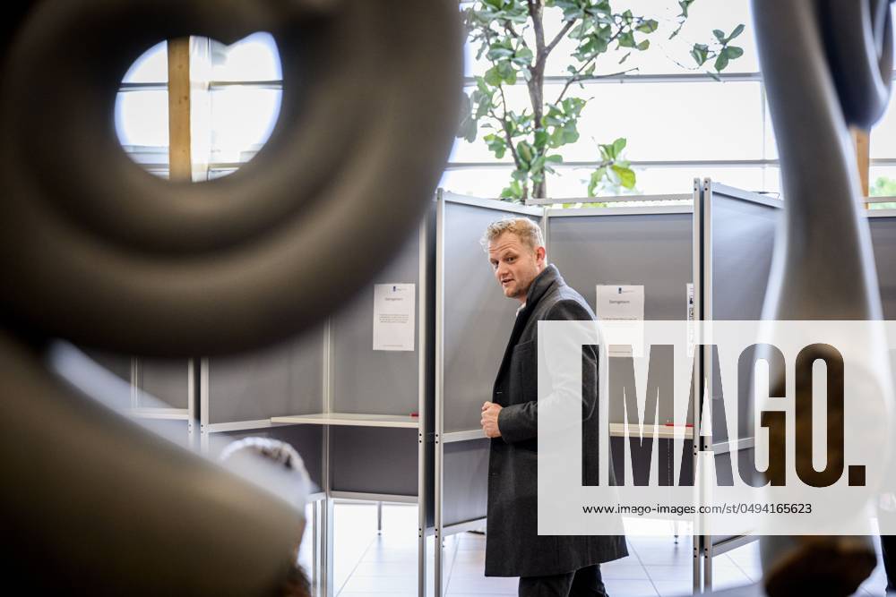 GOOR - BBB party leader Sander Smit casts his vote in the town hall of ...