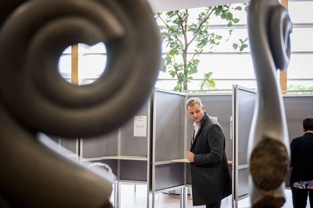 GOOR - BBB party leader Sander Smit casts his vote in the town hall of ...