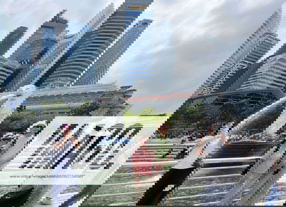 Singapore s landmark Merlion statue Tourists pose for photos in front ...