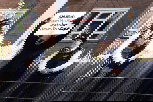 Großbritannien, PETA Protest gegen Bärenfellmützen in London . 04 07 ...