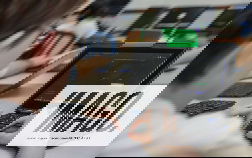 CAMPO MOURÃO, PR - 04.07.2024: ALUNOS DO ENSINO MÉDIO AULA DE INFORMÁTICA - High school students in