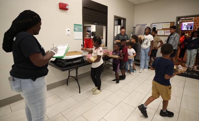 US-NEWS-FL-FOODASSISTANCE-OS OCPS Food Service employee Shontese Sears ...