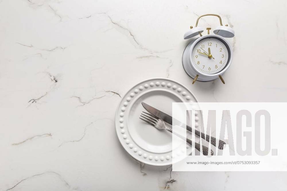 Concept of intermittent fasting, empty plate with clock, Concept of ...
