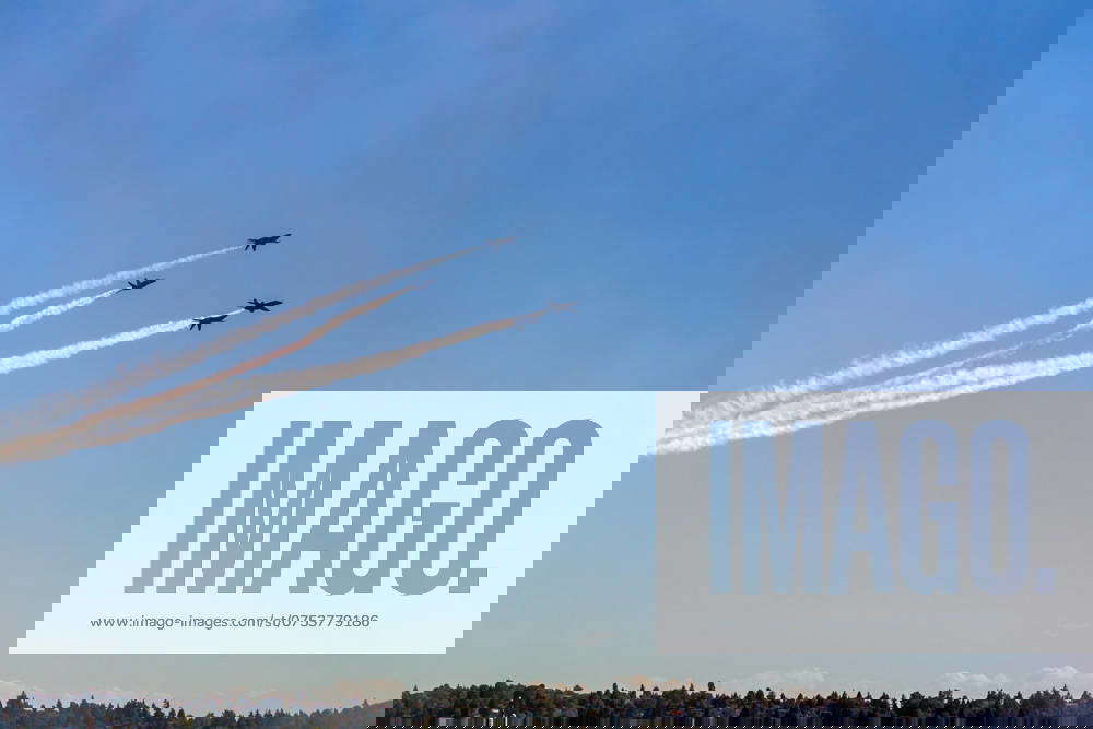 Blue Angel fighter pilots performing stunts above Lake Washington ...
