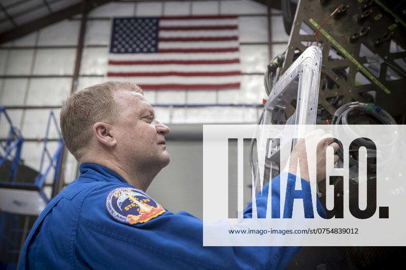 KSC-20180102-PH_SPX01_0001 Astronaut Eric Boe examines hardware during ...