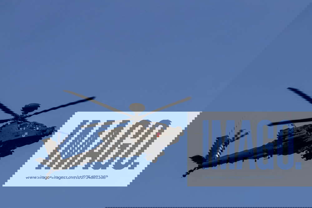 Warsaw, Mazowieckie, Poland: Polish servicemen present AH-64 Apache ...