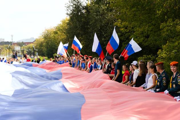 Russia Regions National Flag Day 8747925 22.08.2024 People hold a giant ...