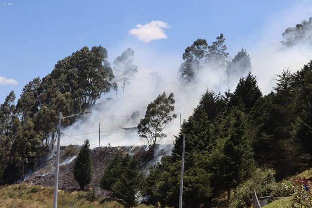 Ecuador, Brände in der Umgebung von Quito Quito, Fire next to the Cima ...