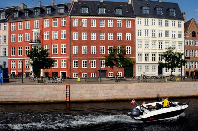 Copenhagen DenmarK 07 september 2024 View of people enjoy day with boar ...