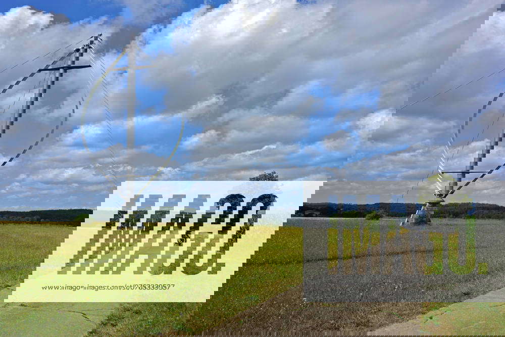 Windturbine mit Darrieus-Rotor; Vertikalachser Typ Darrieus ...