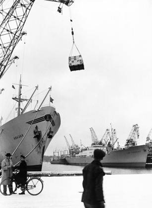 STOCKHOLM 1961 12 04 Loading and unloading in Frihamnen Stockholm