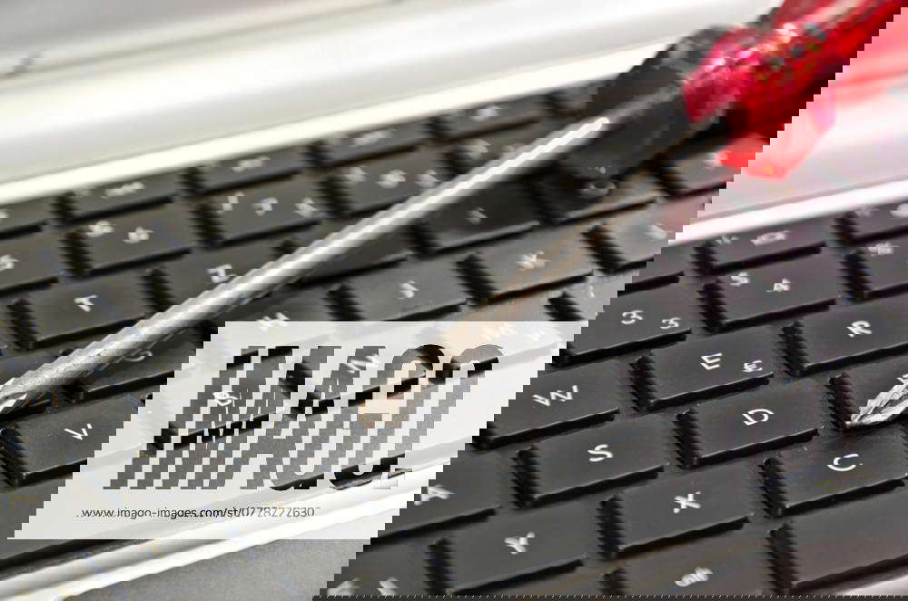 Schraubenzieher auf Computertastatur als Symbol für IT Wartung Screwdriver on computer keyboard
