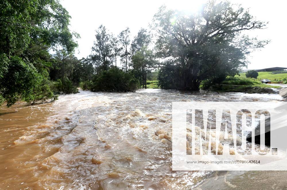 WET WEATHER QUEENSLAND, Scenes at Birds rd in Maudsland on the Northern ...