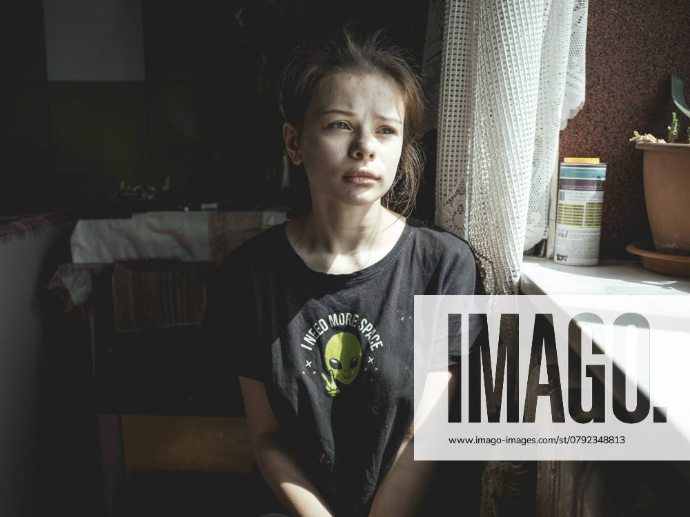 Alina, 15 Jahre, in der Küche der Wohnung, in der sie mit ihren ...