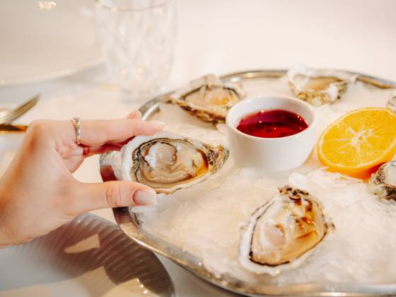 Frau mit Austern am Tisch Frau mit Austern am