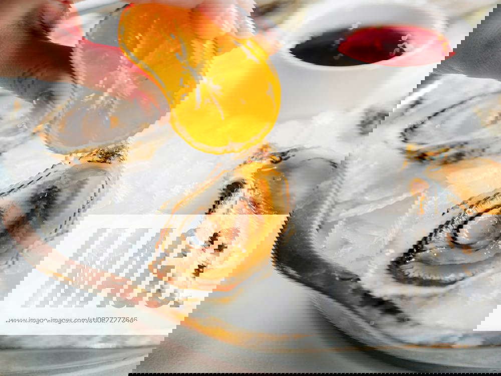 Frau mit Austern am Tisch Frau mit Austern am