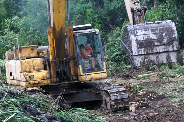 RUSSIA, DONETSK PEOPLE S REPUBLIC - : An excavator clears the Krynka ...